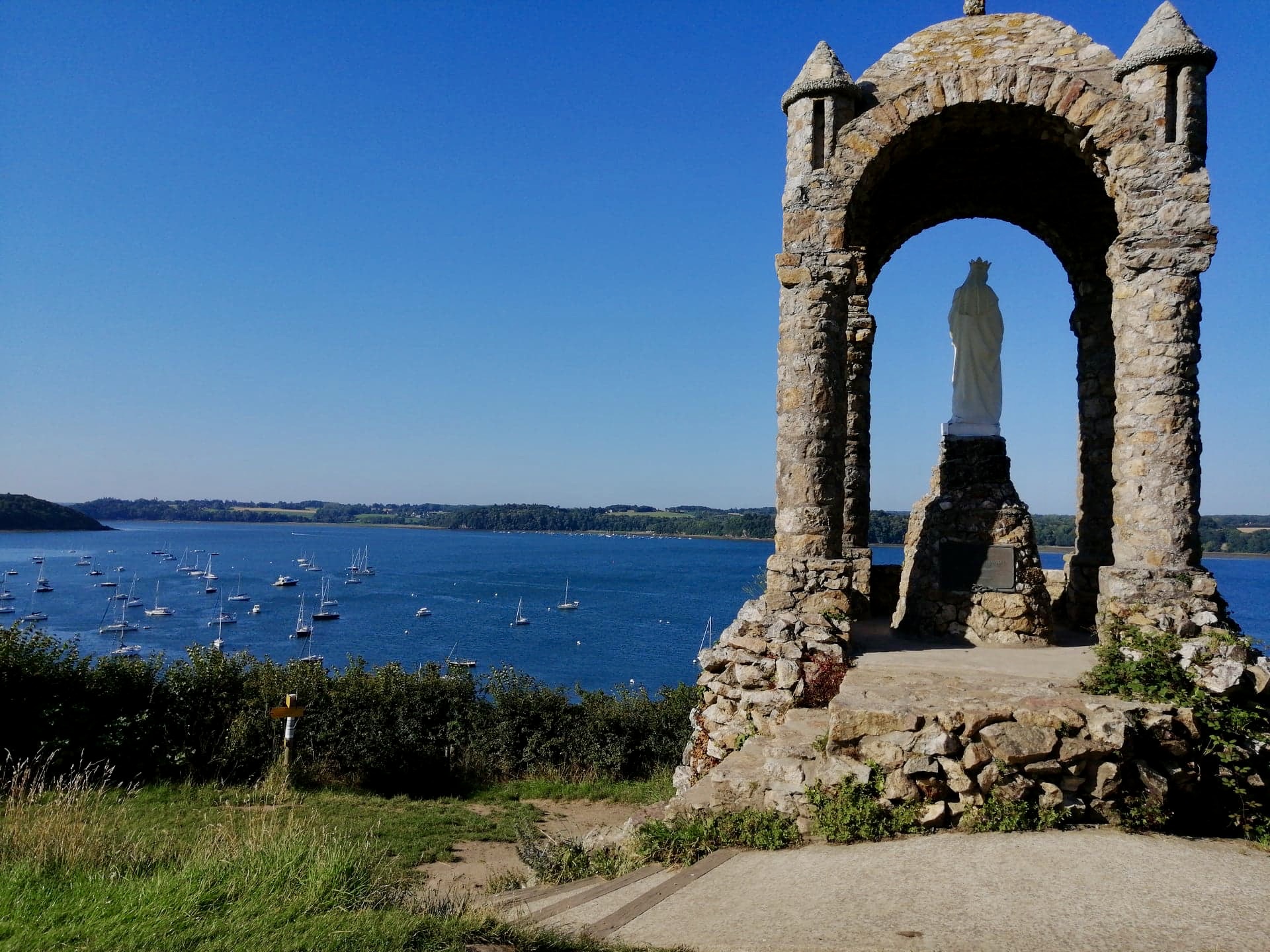 A Visit to Saint Suliac, Bretagne, France – Tales from Brittany